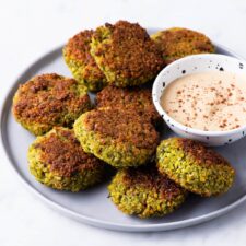 Crispy Baked Falafel Patties - The New Baguette